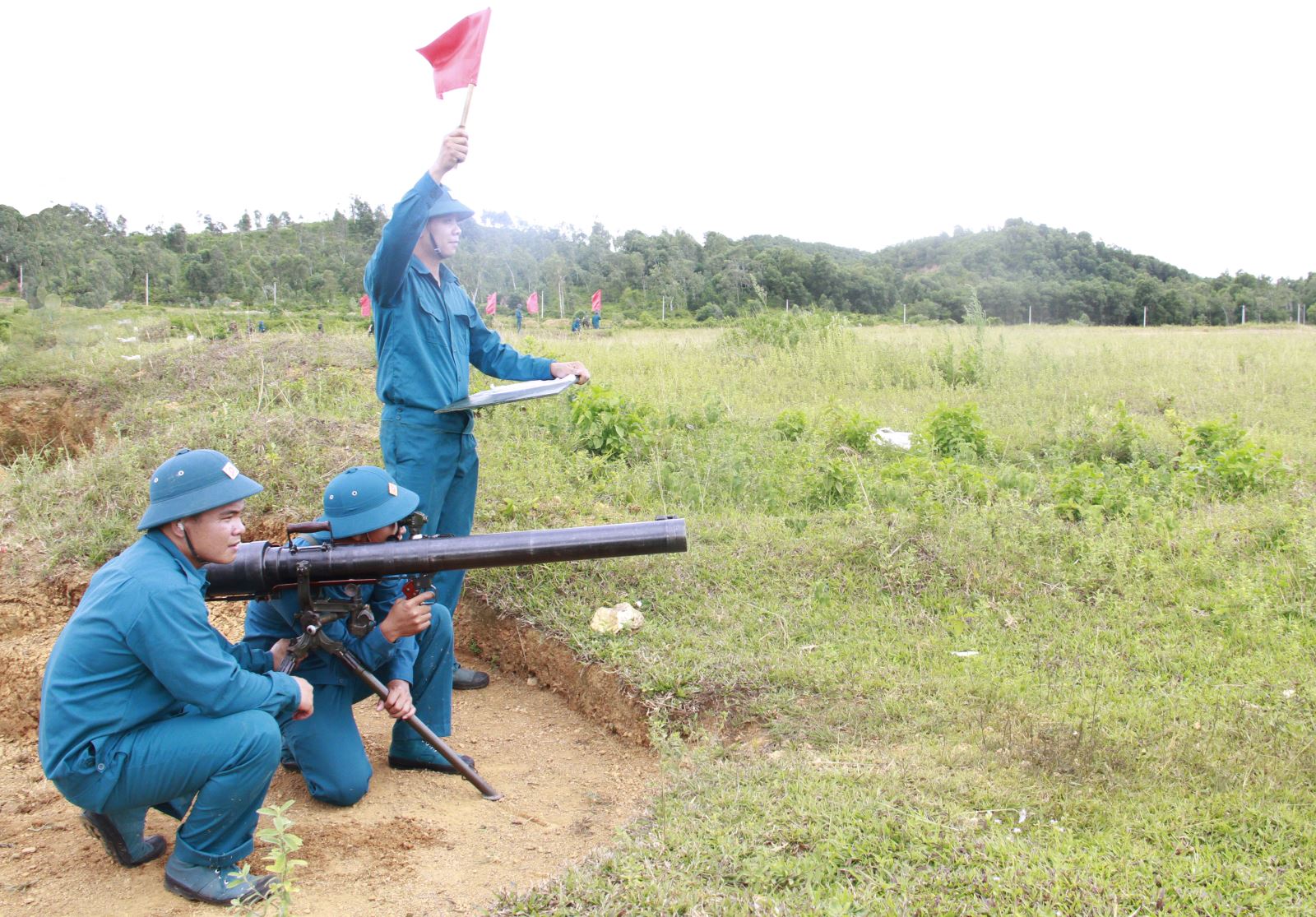 Dân quân tự vệ pháo binh tranh tài